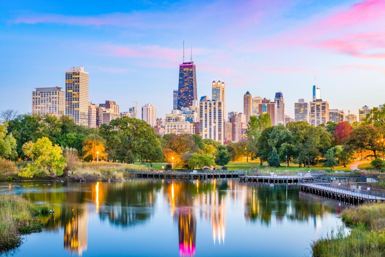 15 HONEST Pros & Cons of Living in Chicago (Let's Talk)